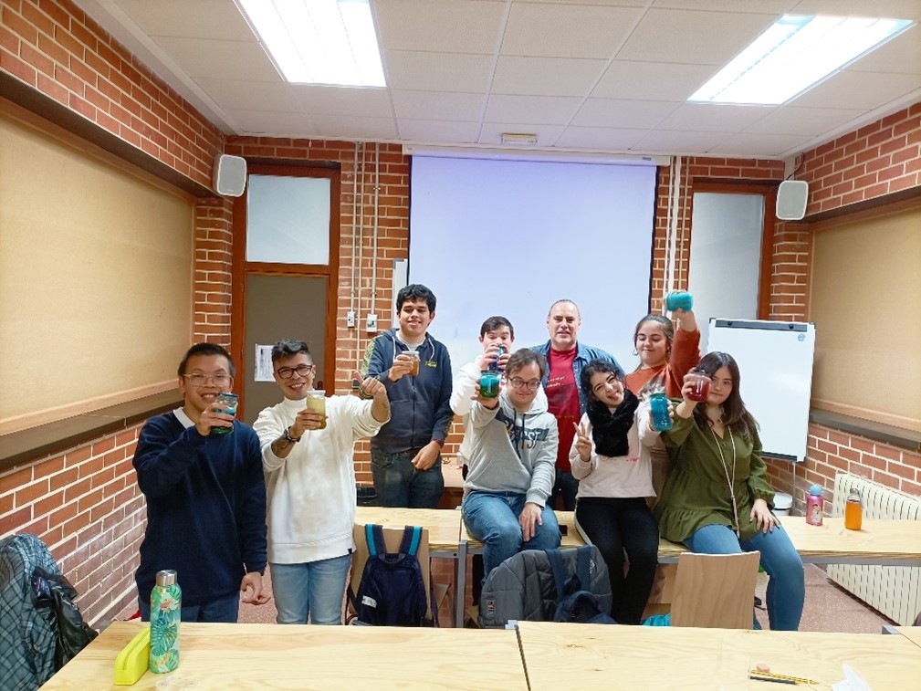 Taller de juegos emocionantes. Organizado por el profesor Emilio Gómez ...